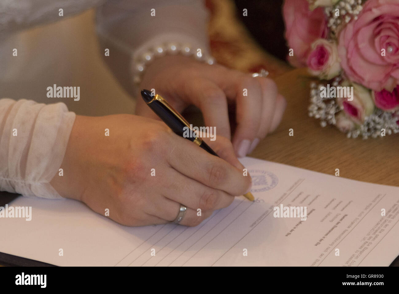 The Signature Of The Newlyweds At The Wedding Sealed The Marriage ...