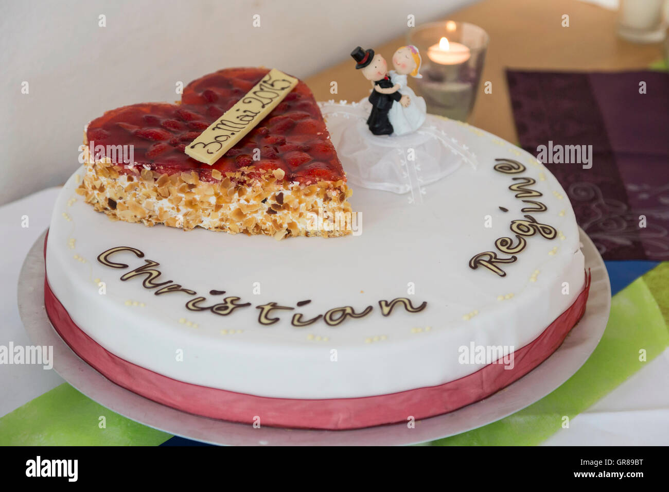 The Performance Of The Magnificent Wedding Cake Is For Each Bride And ...