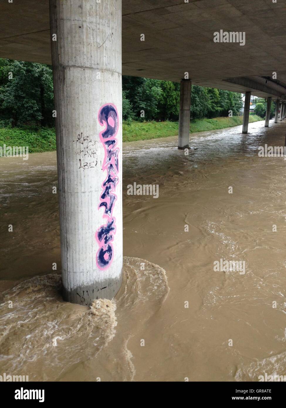 Bridge Column Graffiti High Resolution Stock Photography and Images - Alamy