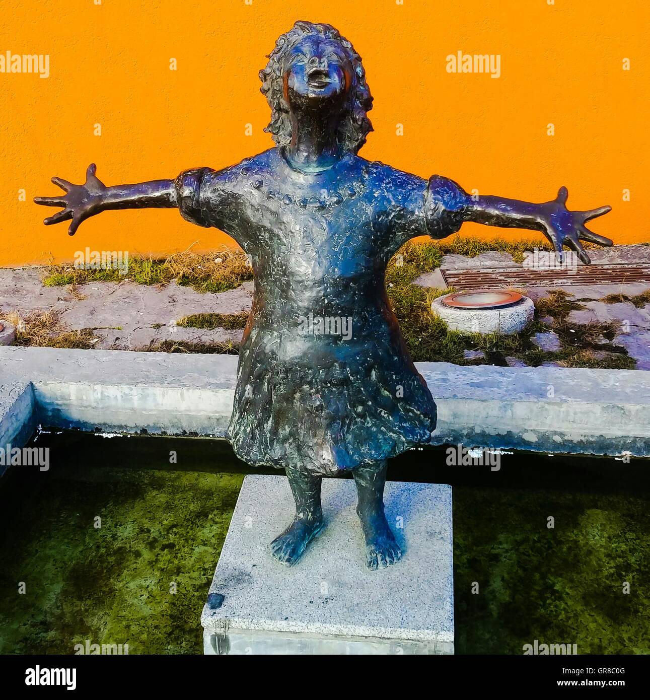 Female bronze sculpture hi-res stock photography and images - Alamy