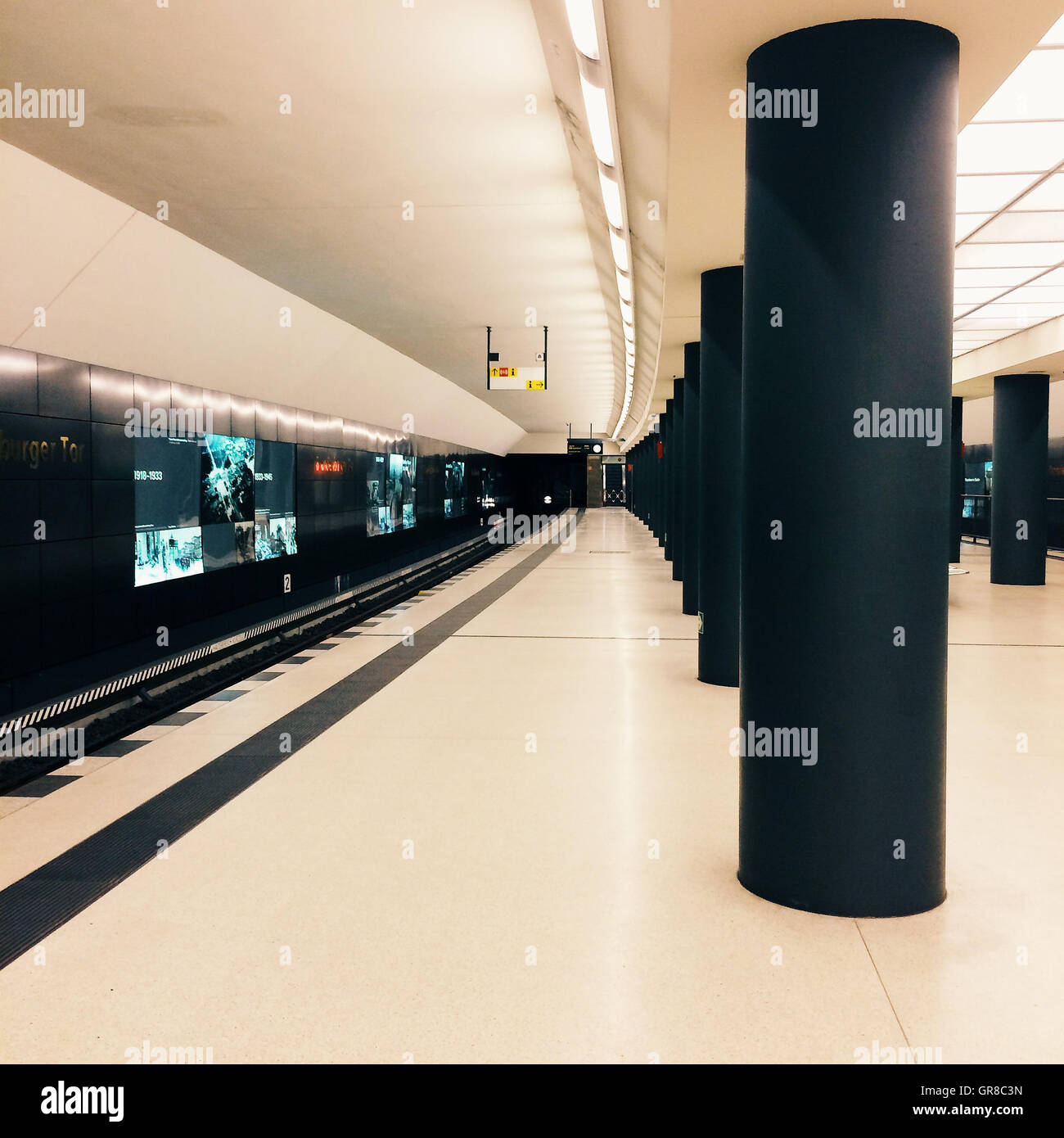 Empty Subway Station Stock Photo - Alamy
