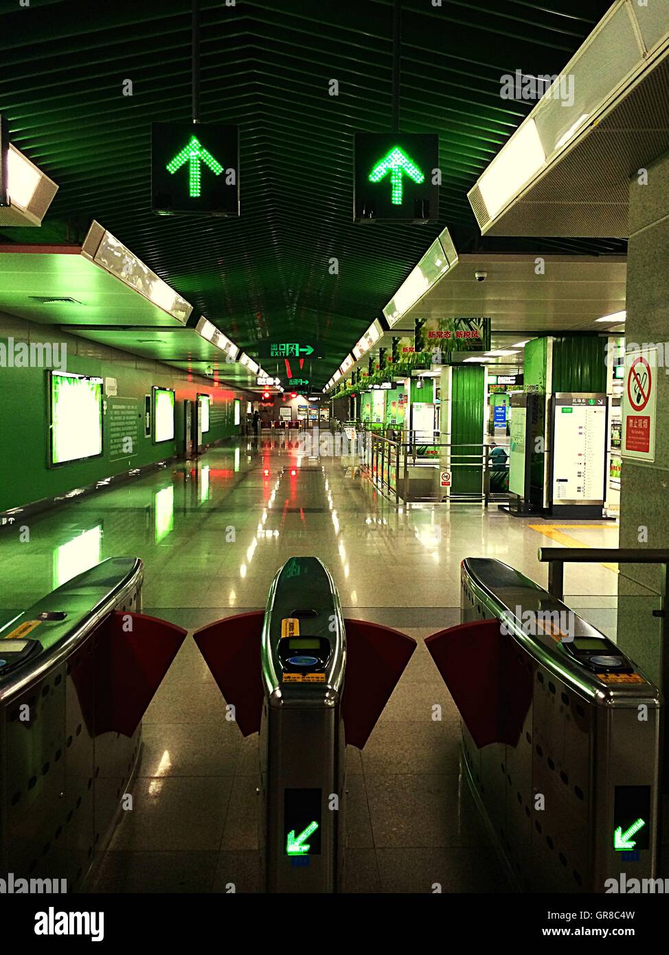 Subway security hi-res stock photography and images - Alamy