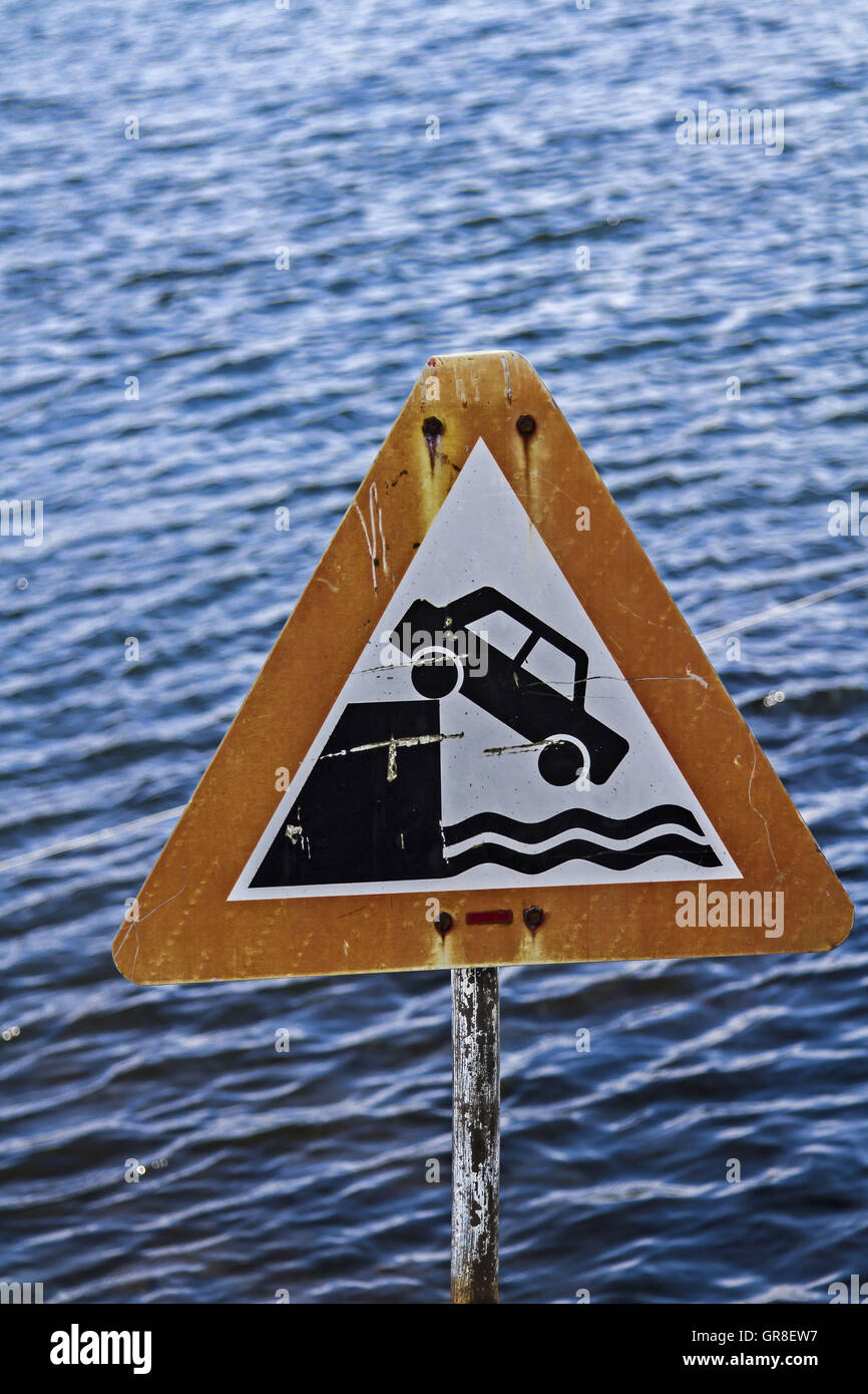 Abrupt And Dangerous Road To Mountains - HooDoo Wallpaper