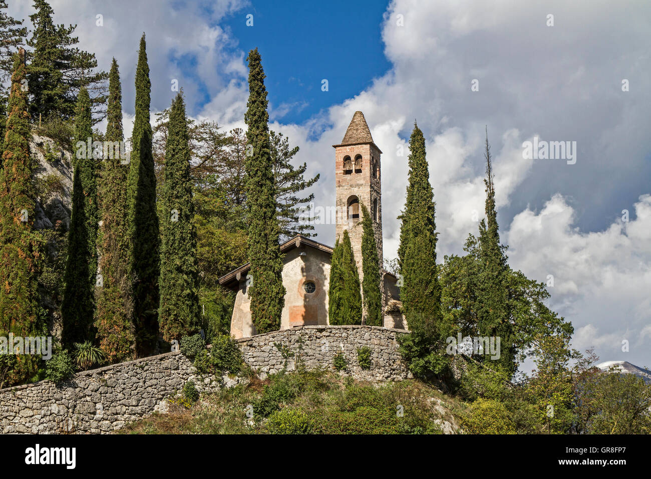 Idyllische Kleine Kirche In Lasino Im Val Cavedine Stock Photo - Alamy