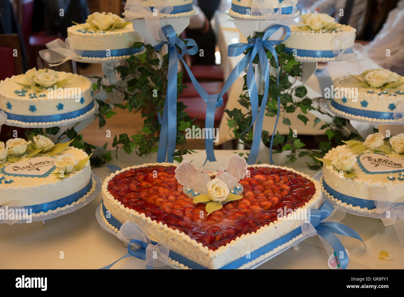 The Performance Of The Magnificent Wedding Cake Is For Each Bride And ...