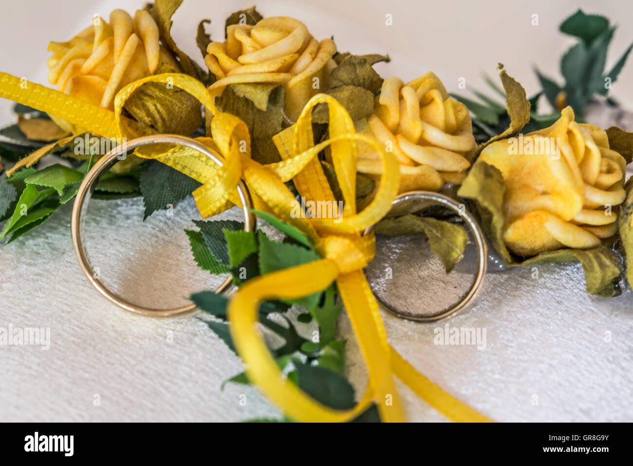 Zwei Eheringe Auf Einem Ringkissen Stock Photo - Alamy