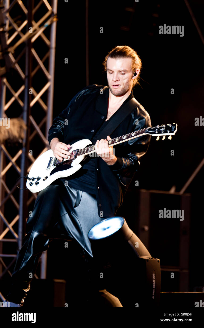 Frida gold hi-res stock photography and images - Alamy