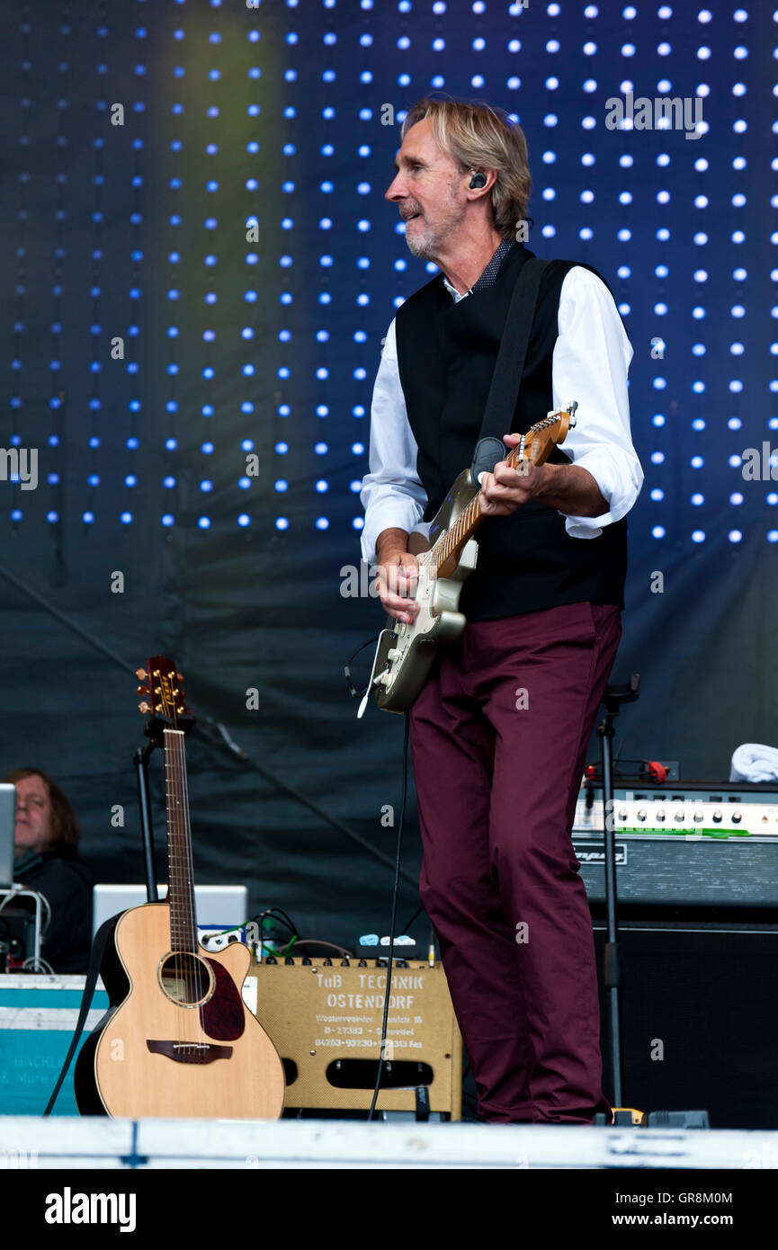 Mike rutherford hi-res stock photography and images - Alamy