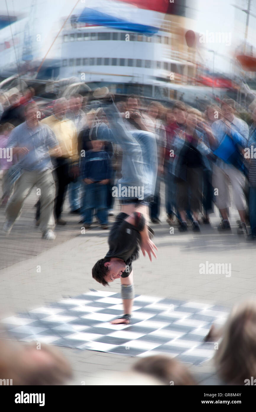 Hip hop breakdancing breakdancer dancing hi-res stock photography and ...