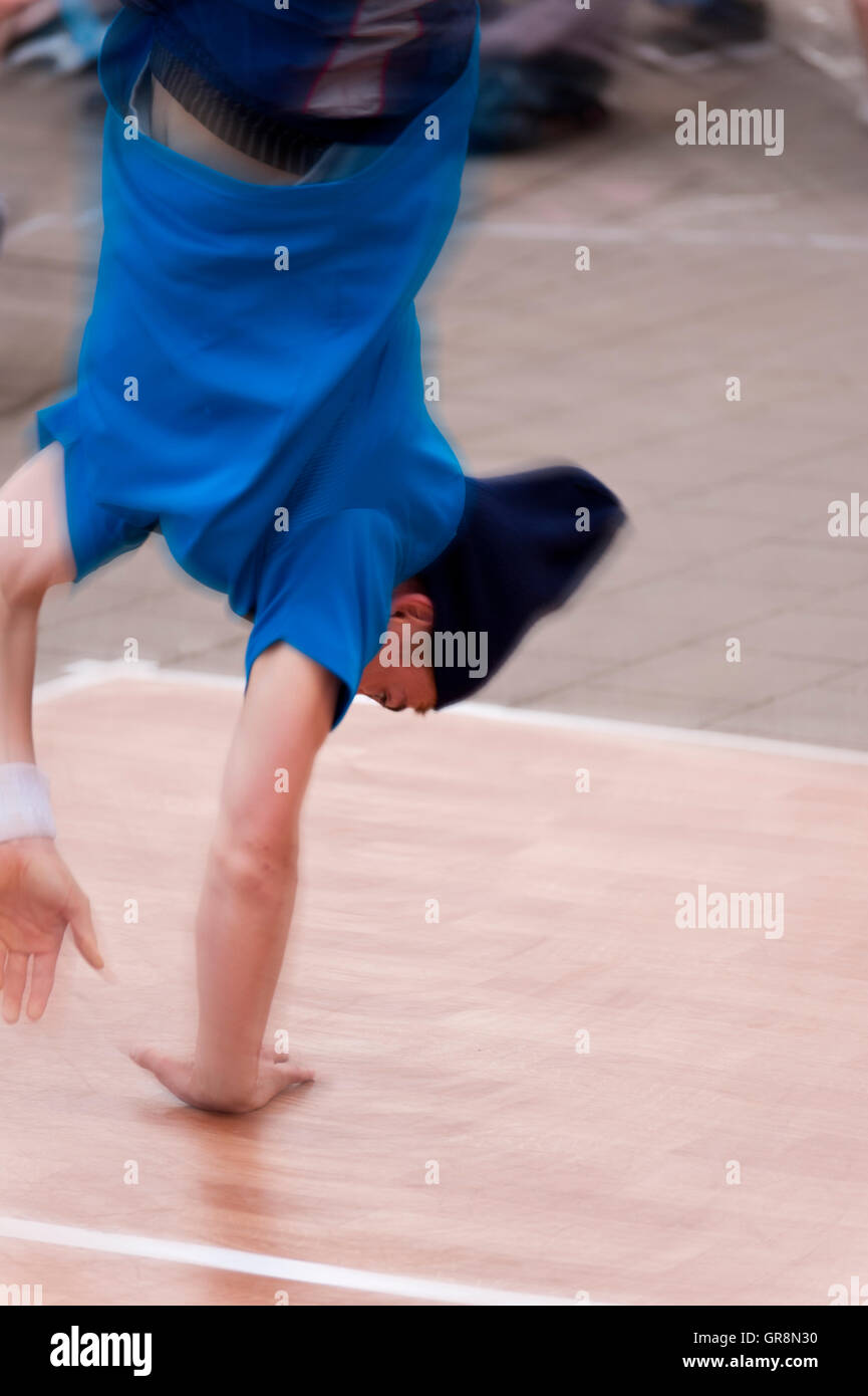 Dancing kids on street hi-res stock photography and images - Alamy