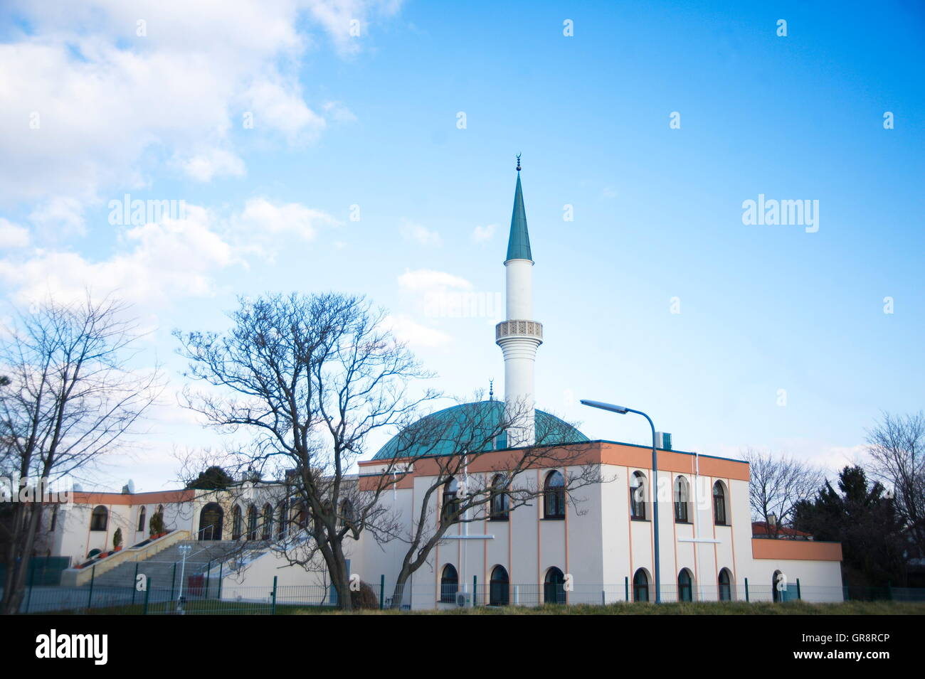 Mosque At Hubertusdamm In Vienna-Floridsdorf Stock Photo - Alamy