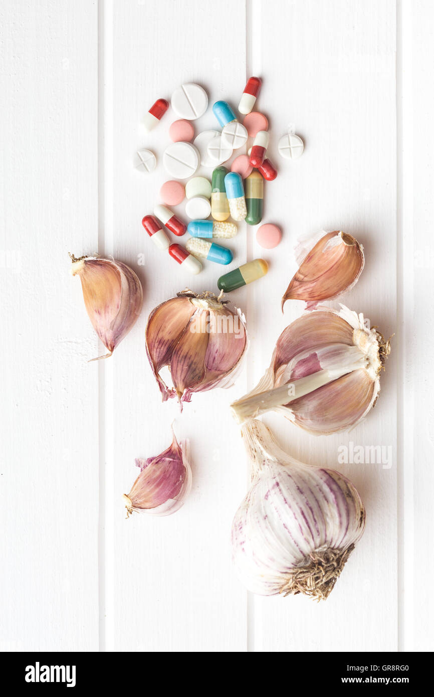 Pills and garlic. Natural antibiotics Stock Photo - Alamy