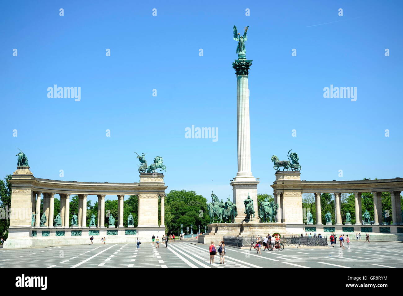 Square budapest hi-res stock photography and images - Alamy