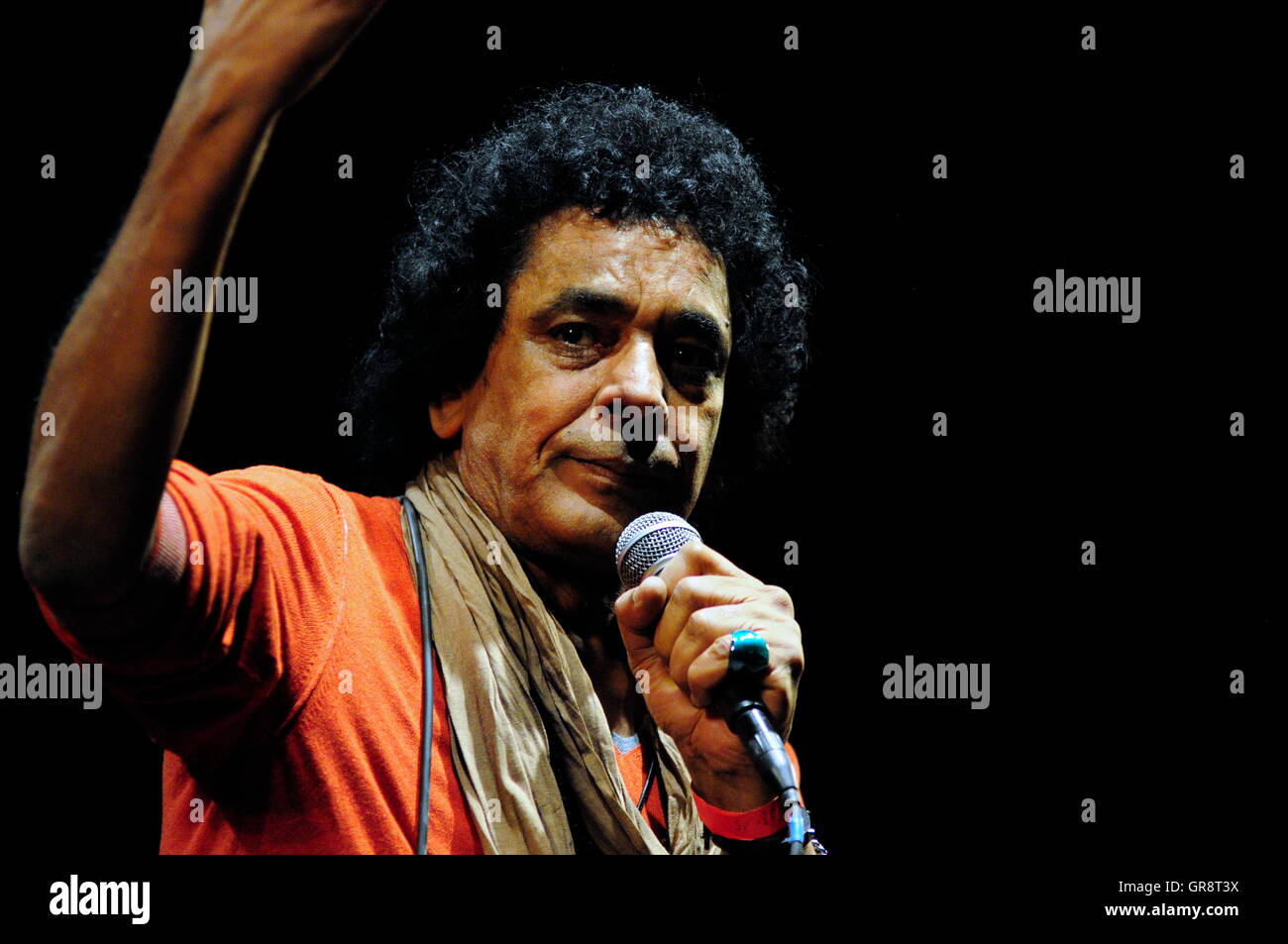 Mohamed Mounir In Concert Stock Photo - Alamy