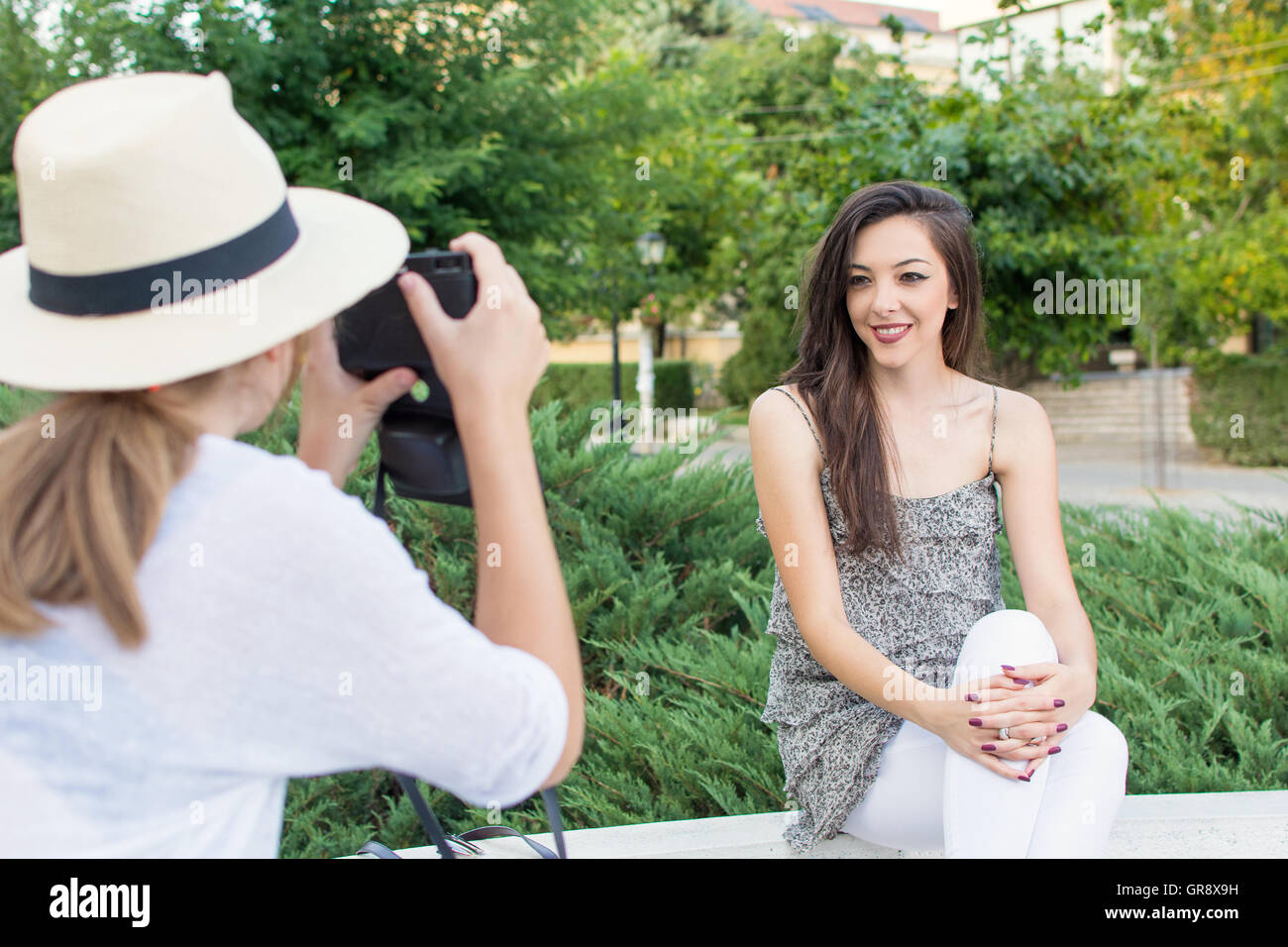 Taking pictures of friends hi-res stock photography and images - Alamy