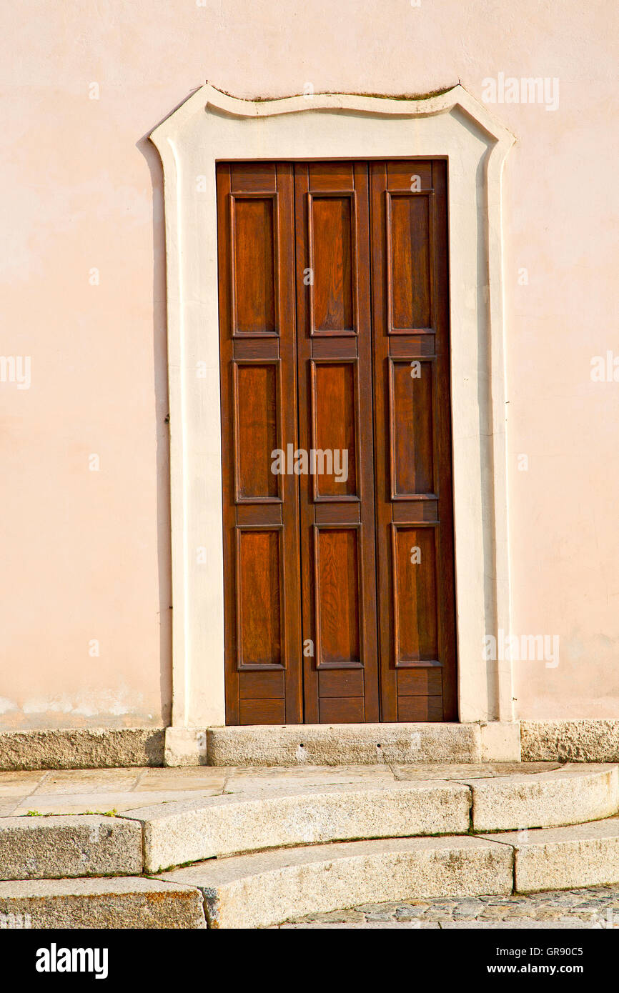 Wooden Door With Steps In Front Stock Photo - Alamy