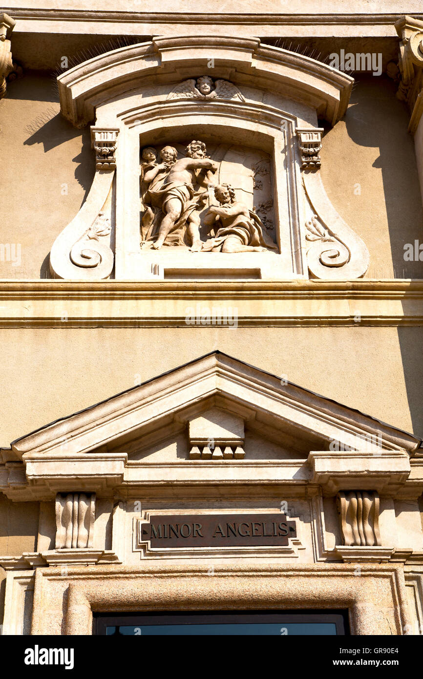 Mid relief hi-res stock photography and images - Alamy