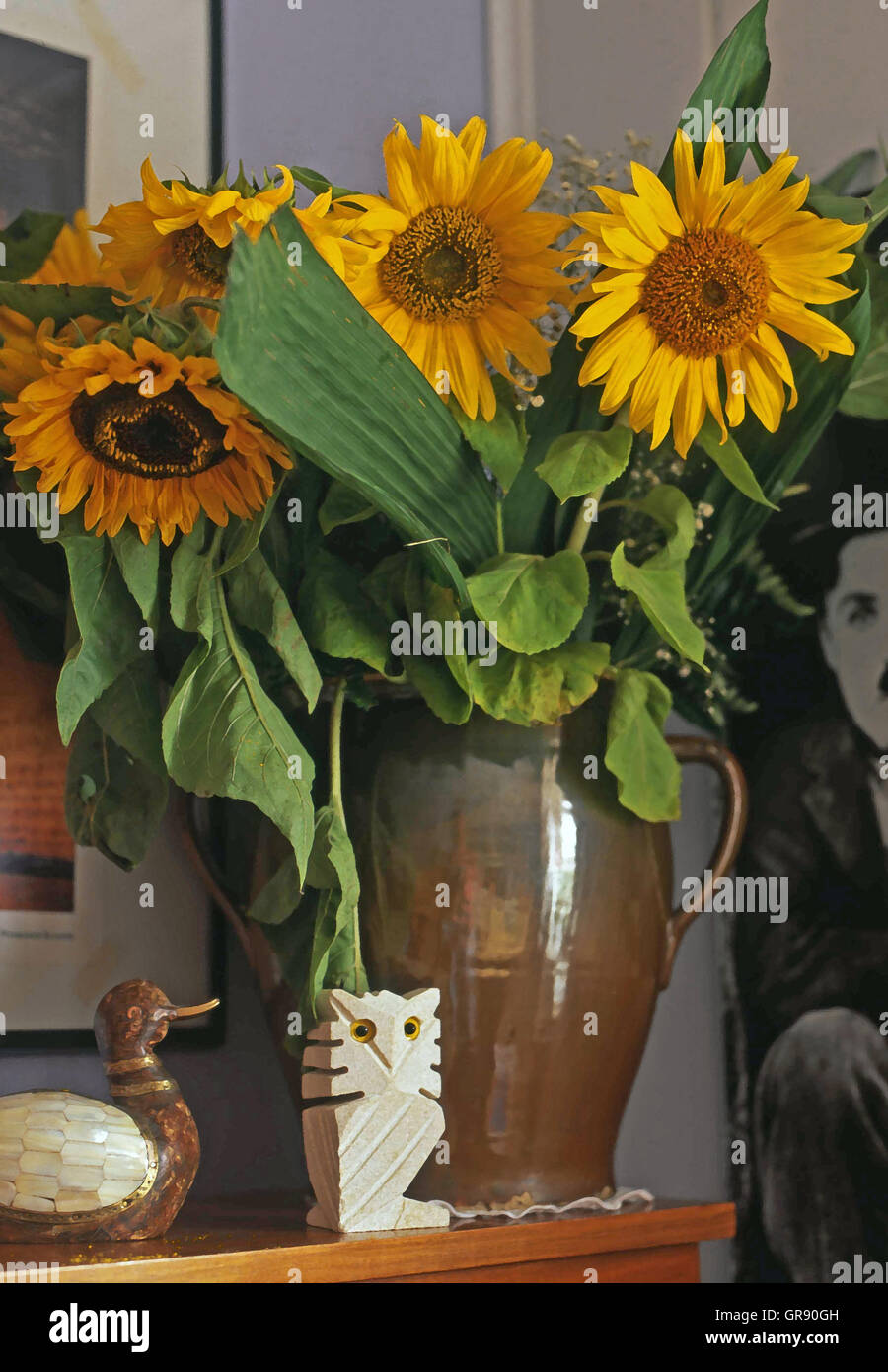 Sunflowers In Vase Stock Photo - Alamy