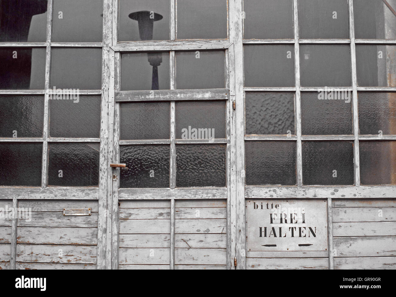 Broken old gate hi-res stock photography and images - Alamy