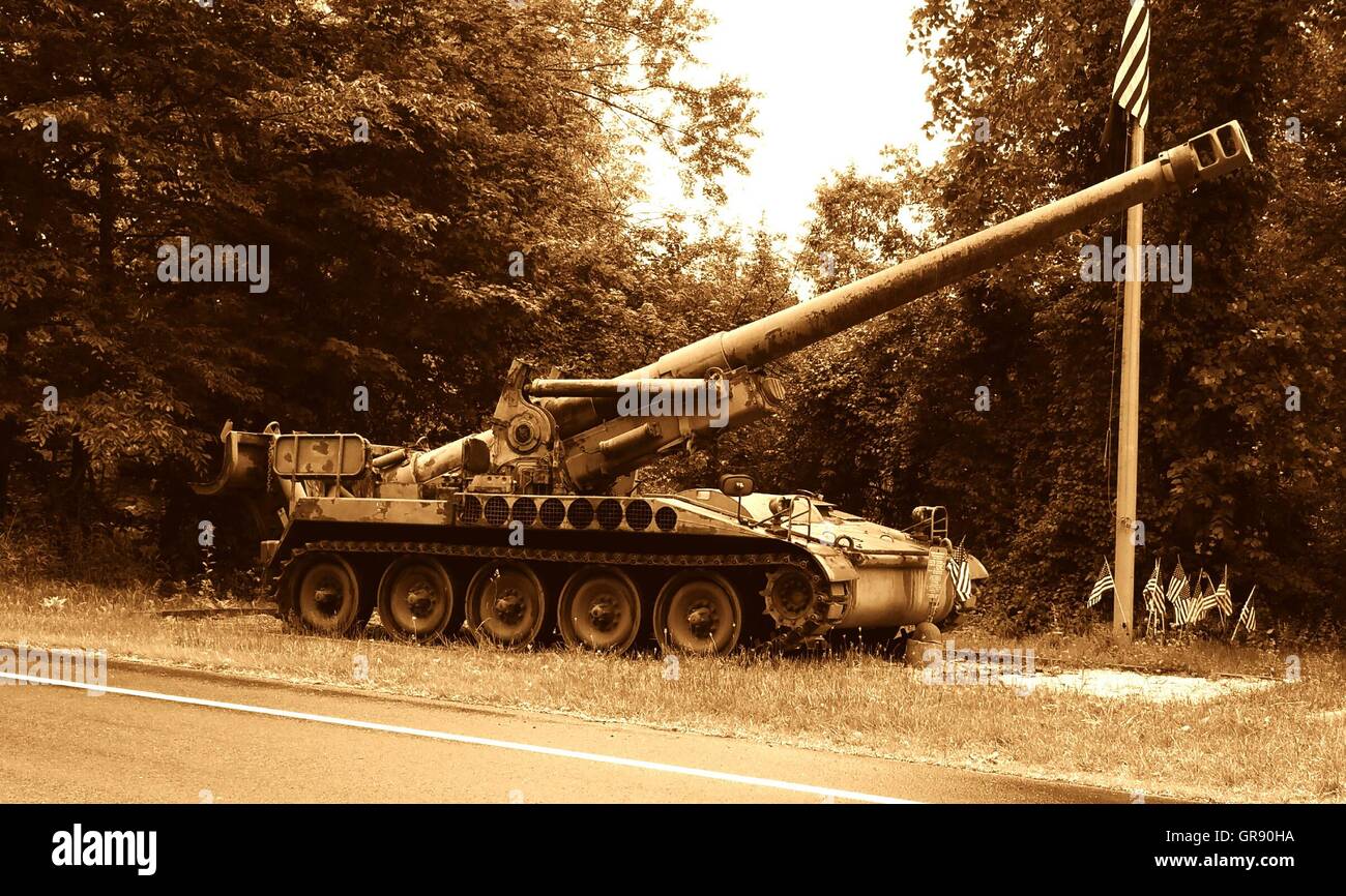 Tank military street hi-res stock photography and images - Alamy