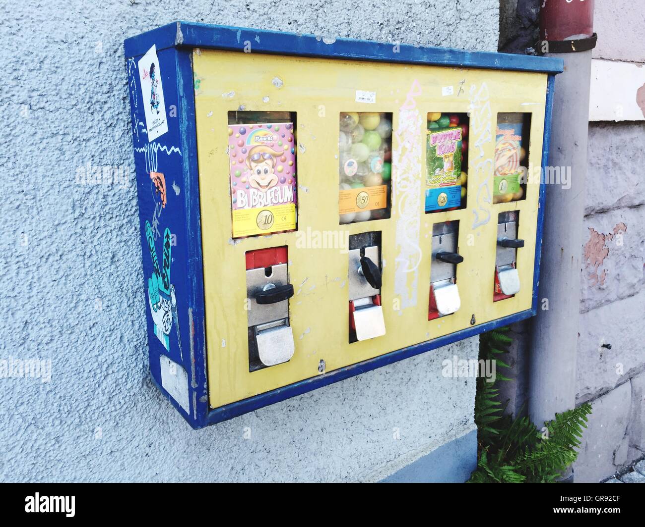 Candy Vending Machine High Resolution Stock Photography and Images - Alamy