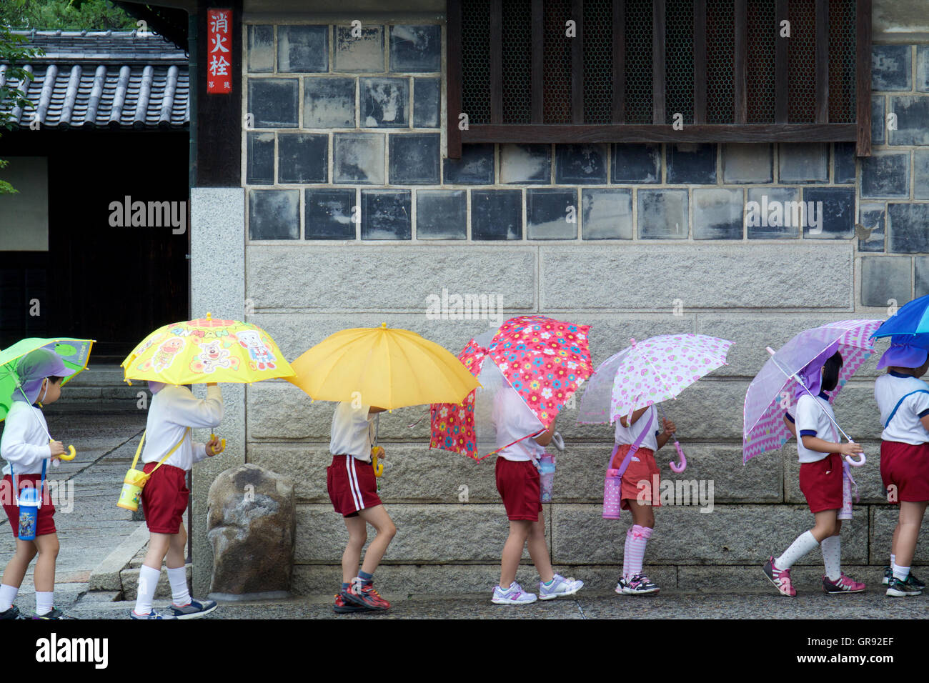Elementary school child line hi-res stock photography and images - Alamy