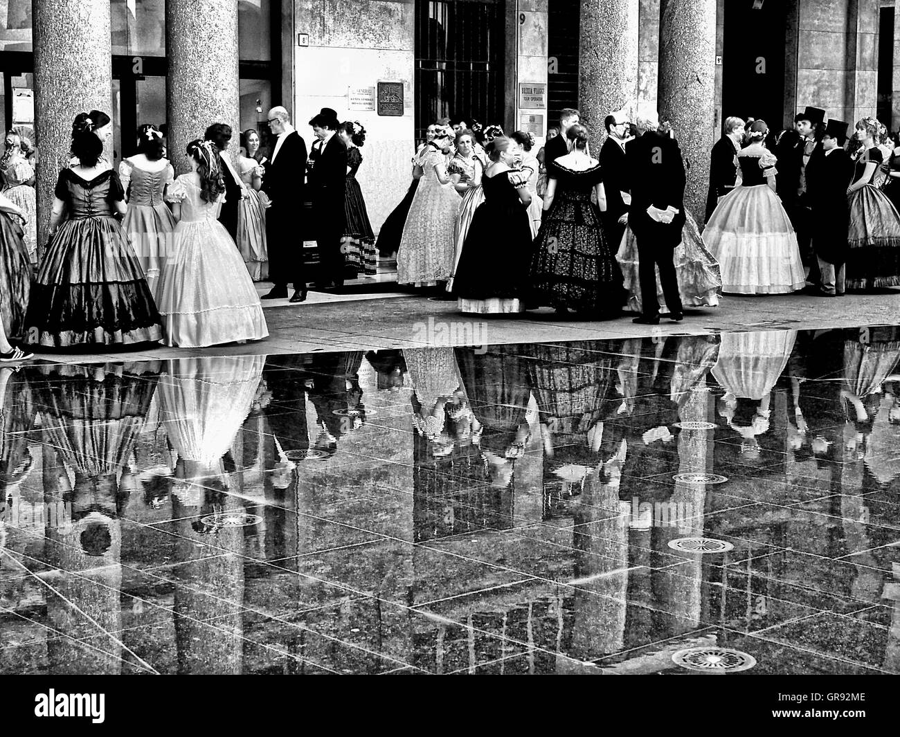 Building outside the building Black and White Stock Photos & Images - Alamy