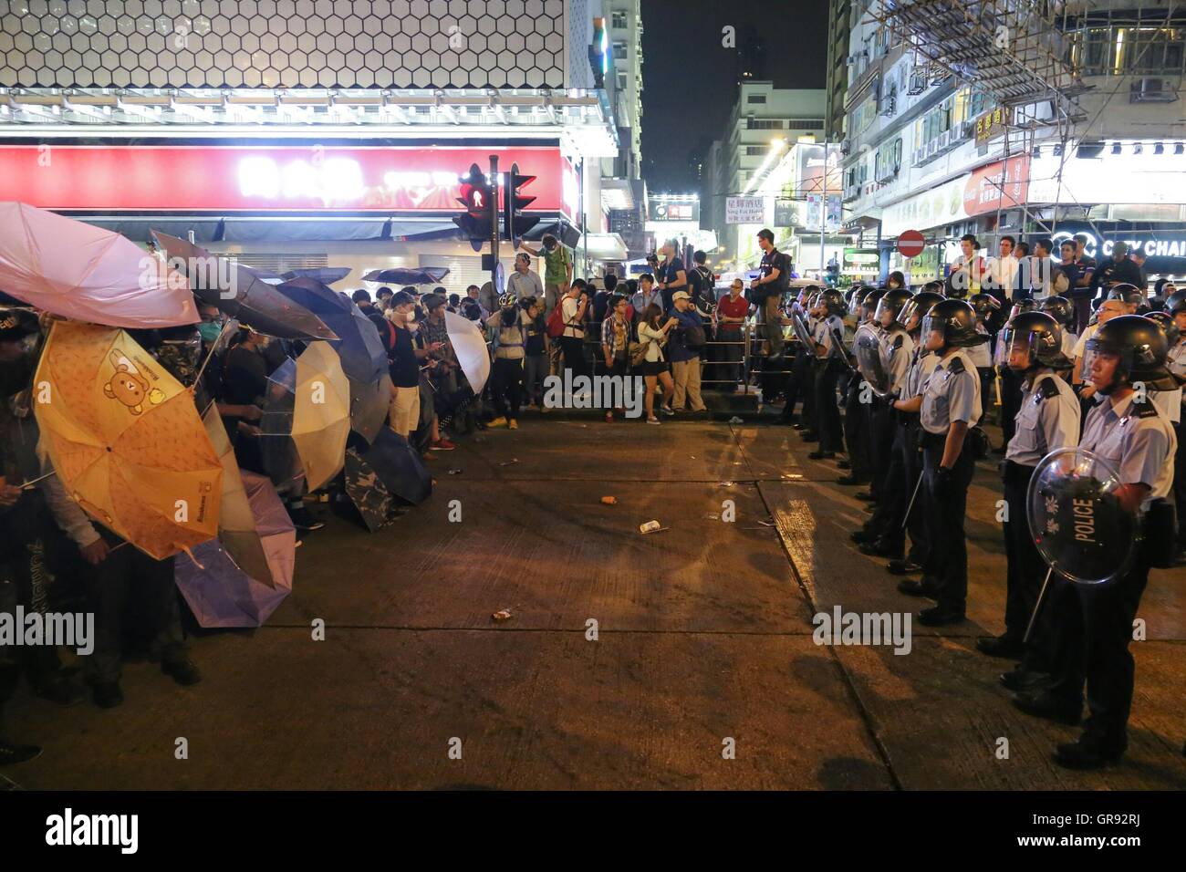 Group of police hi-res stock photography and images - Alamy