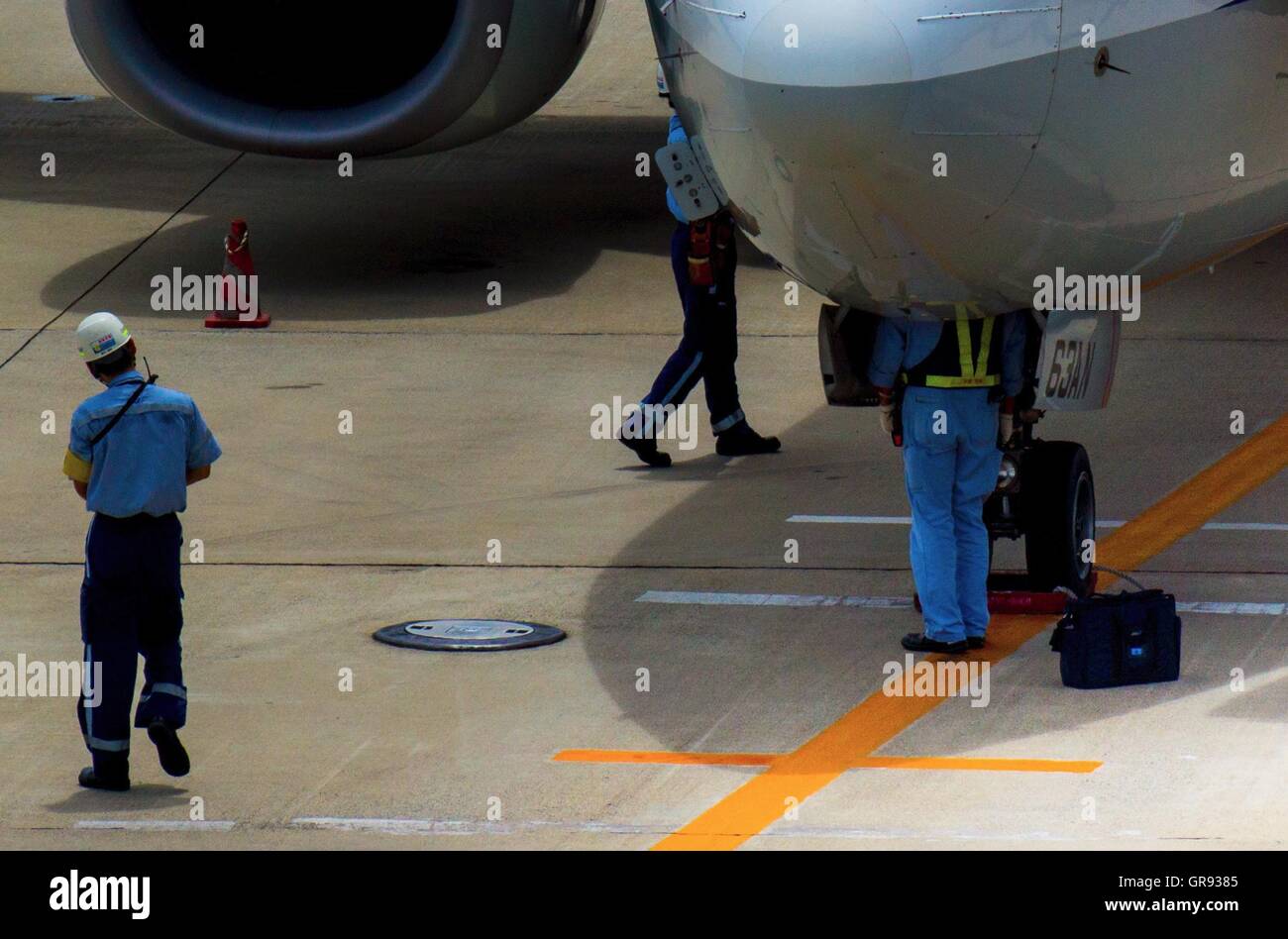 Runway and airplane hi-res stock photography and images - Alamy