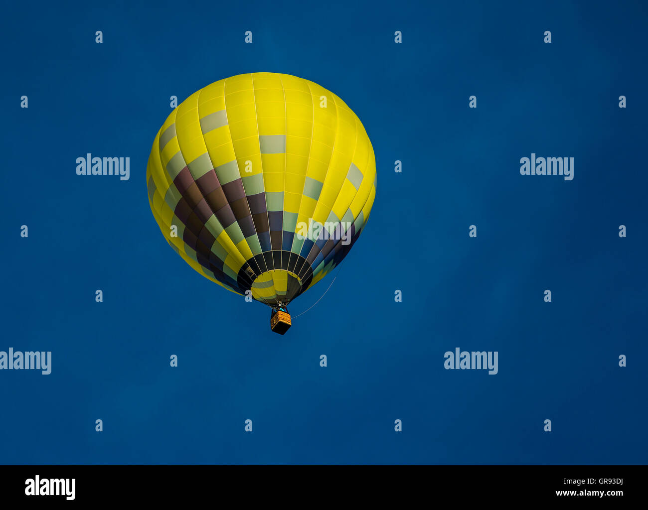 Yellow hot air balloon hi-res stock photography and images - Alamy