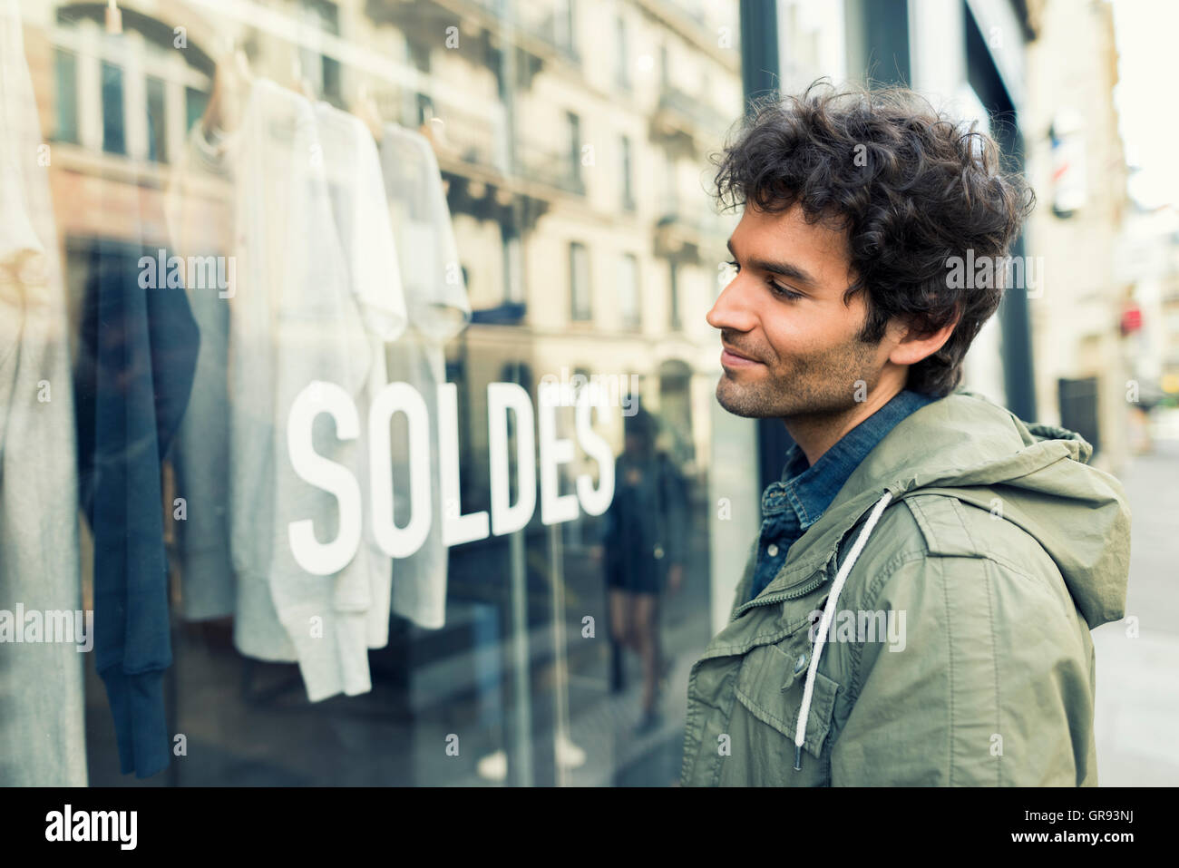 Man looks at a clothing store window Stock Photo - Alamy