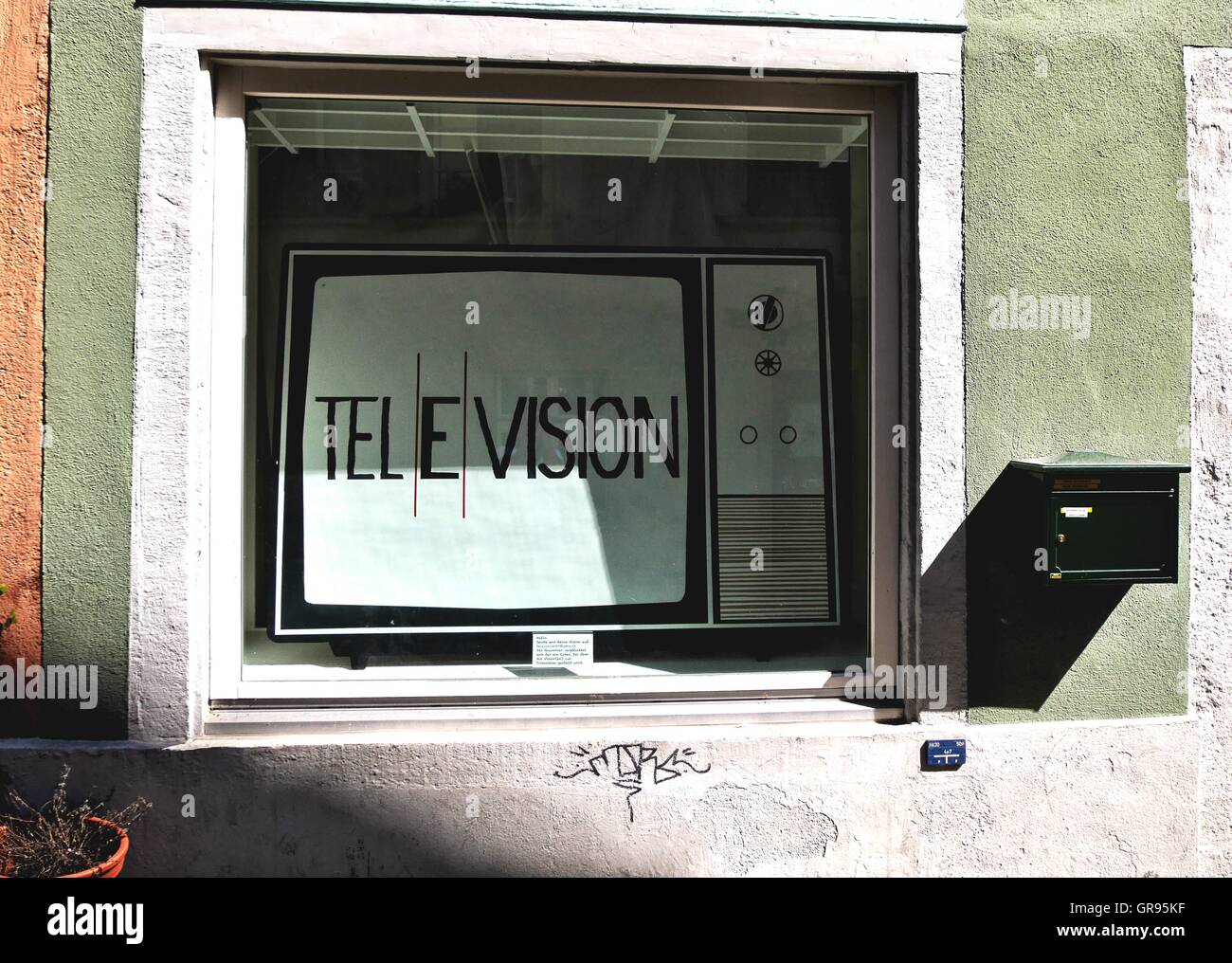 See through tv hi-res stock photography and images - Alamy