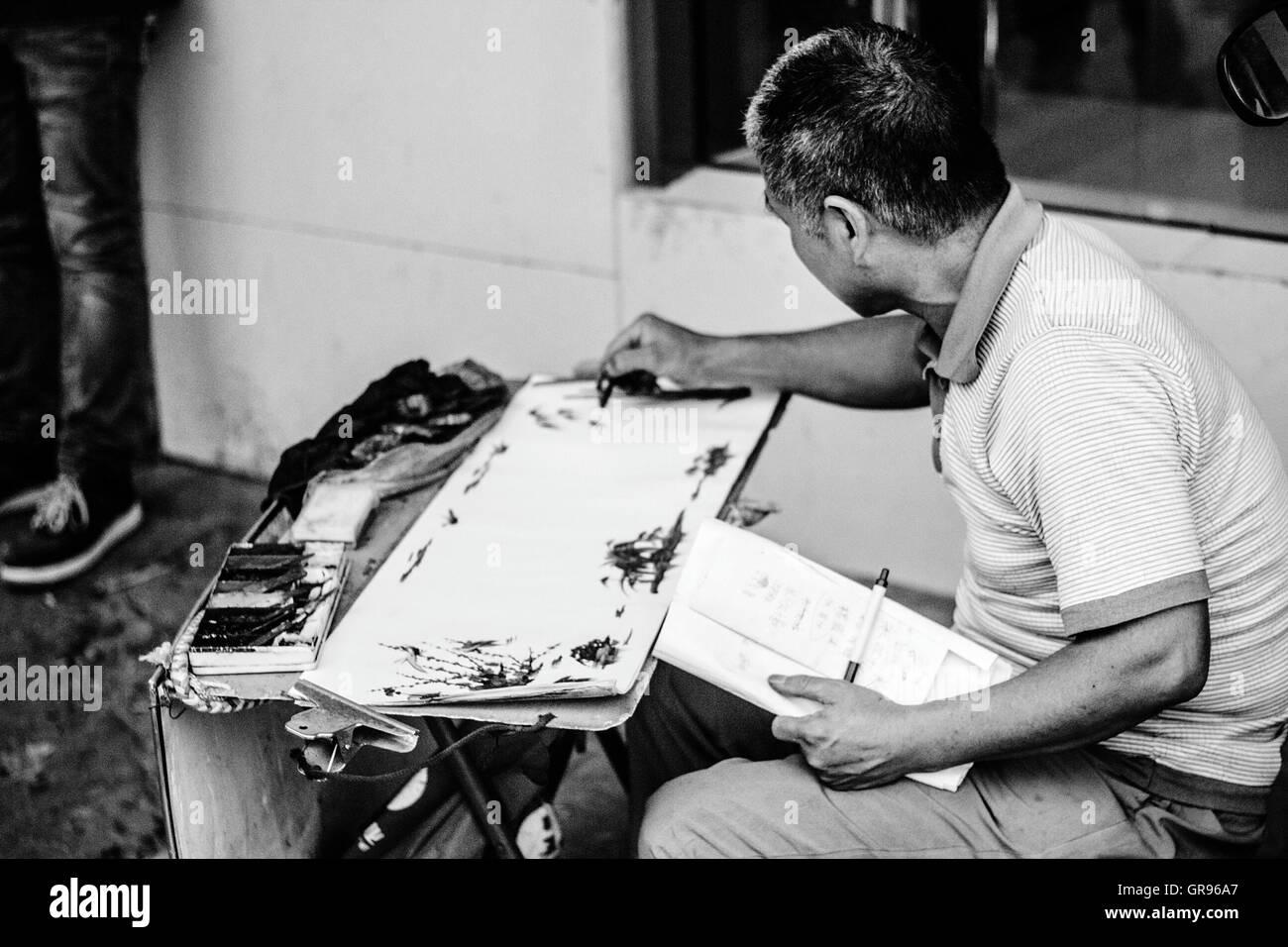 Artist drawing hi-res stock photography and images - Alamy