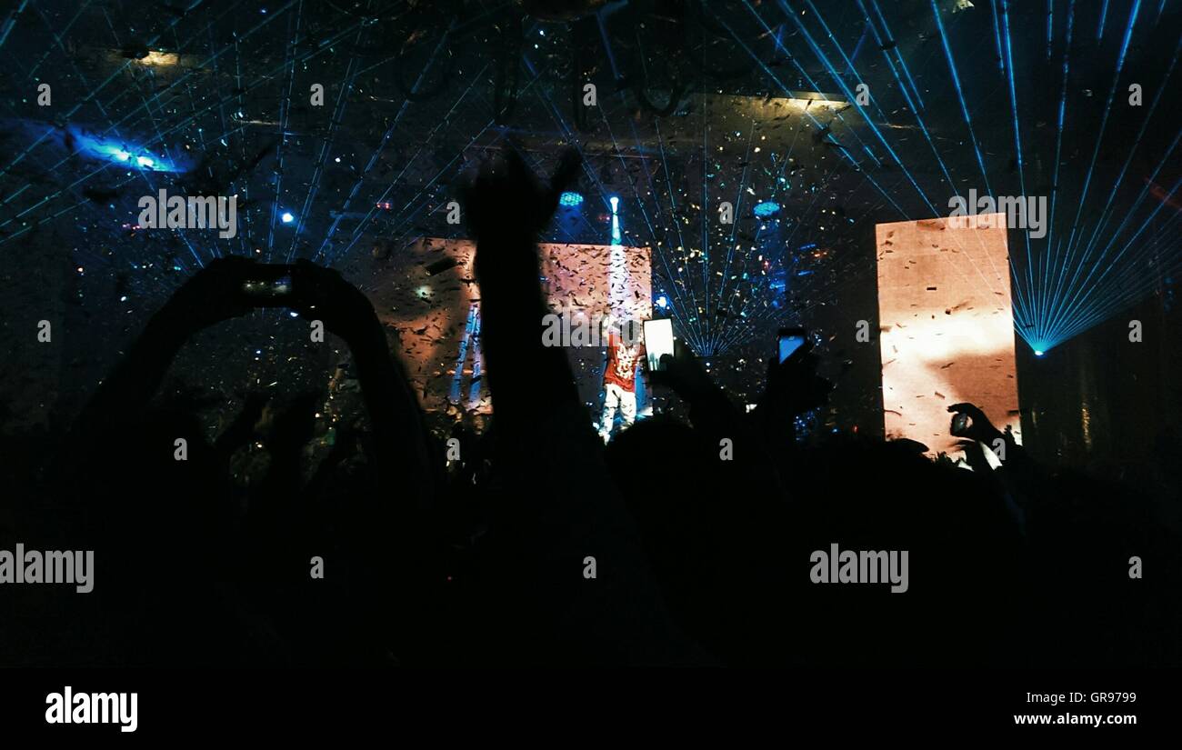 Performer on stage hi-res stock photography and images - Alamy