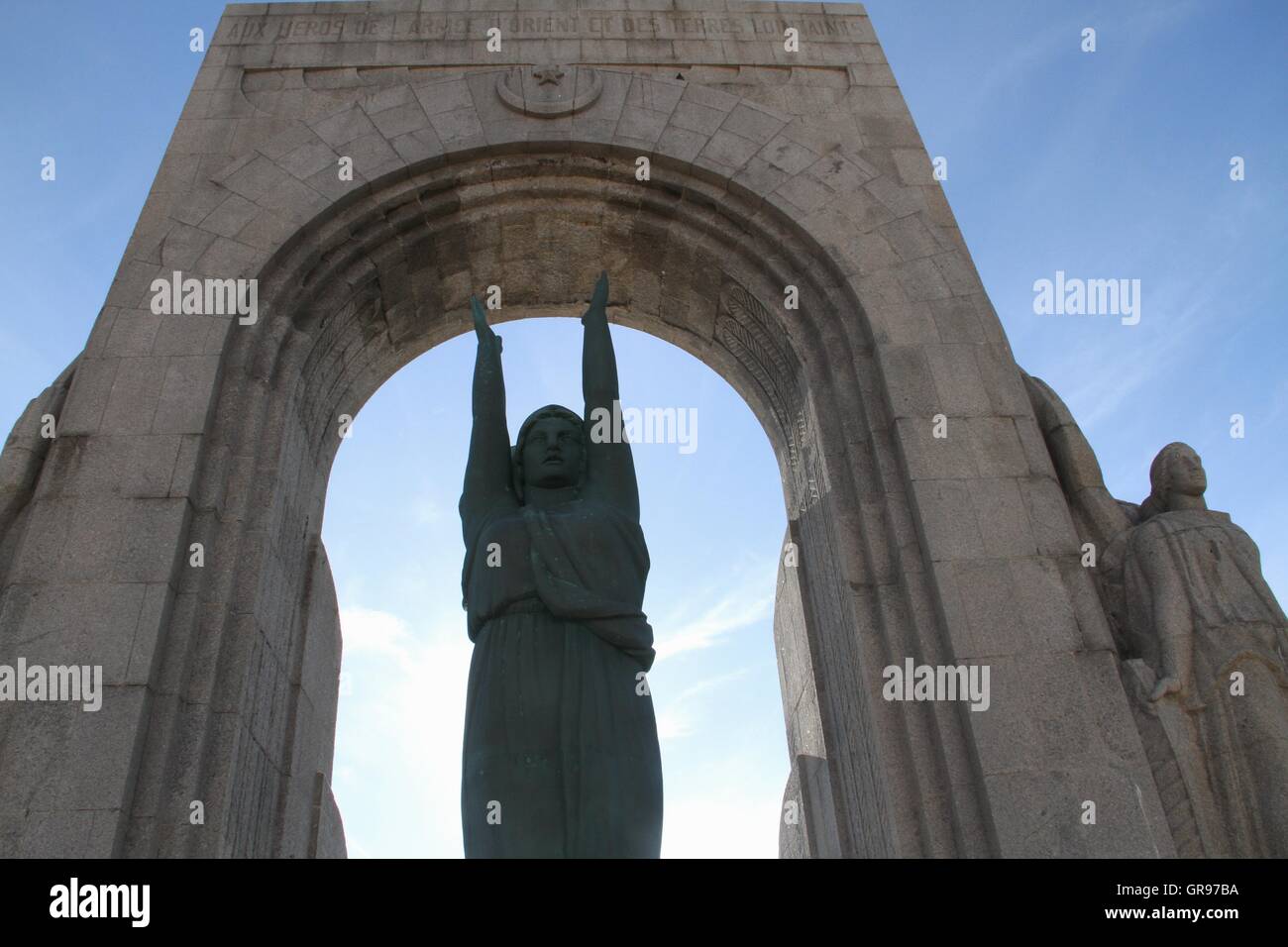 Statue And Arch Stock Photo - Alamy