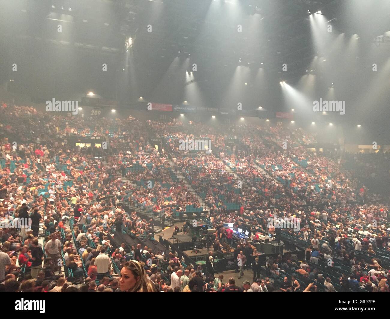Arena concert crowd hi-res stock photography and images - Alamy