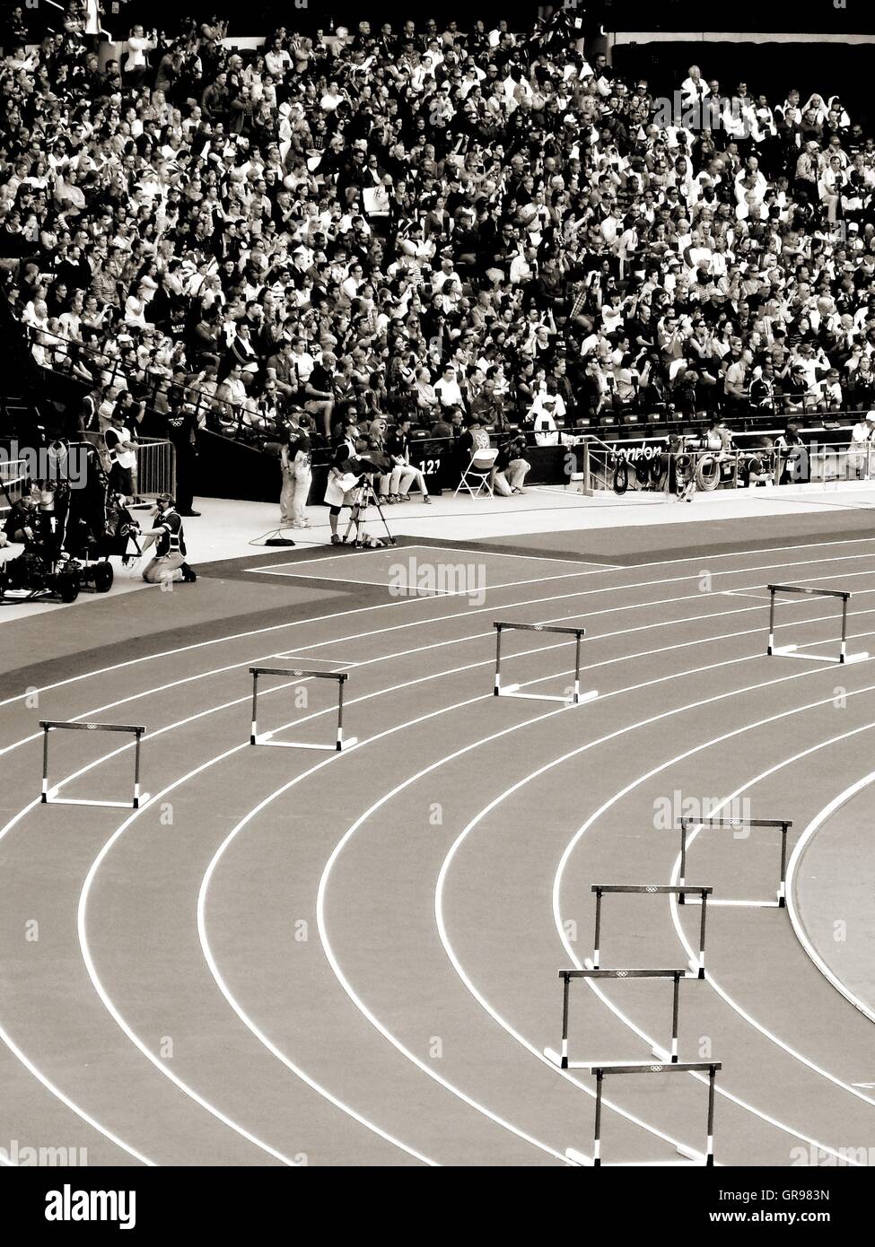 Track and field and crowd hi-res stock photography and images - Alamy