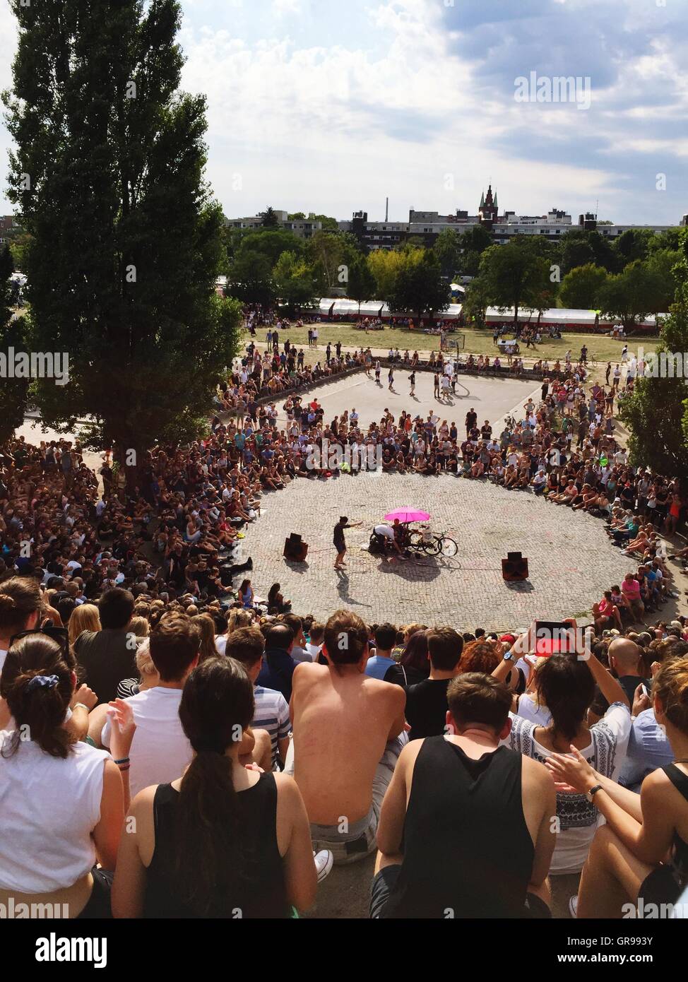 Audience vertical hi-res stock photography and images - Alamy