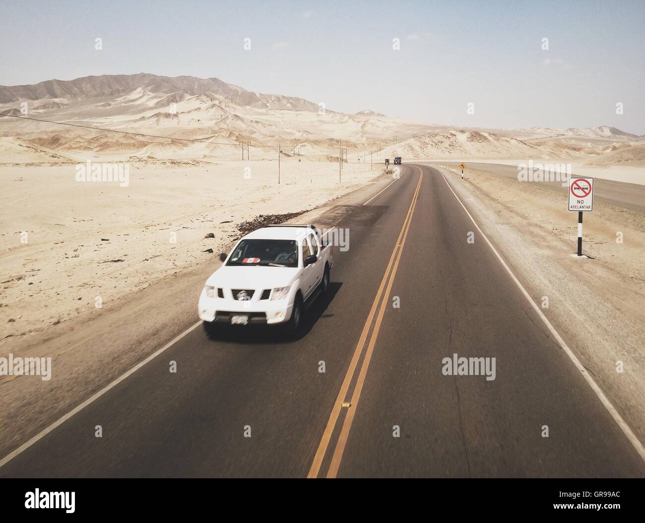 Car country road hi-res stock photography and images - Alamy