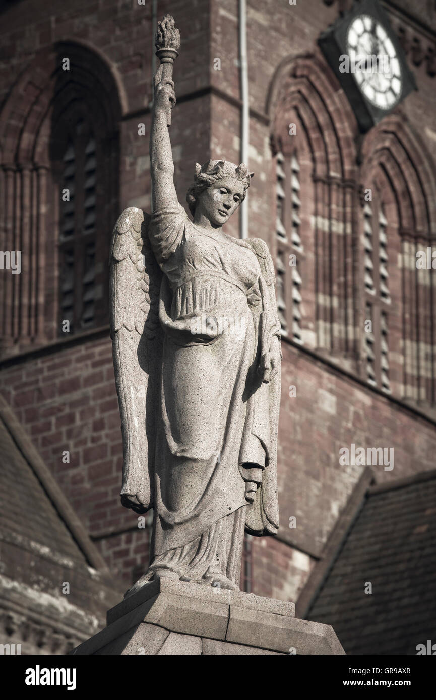 Female angel statue hi-res stock photography and images - Alamy