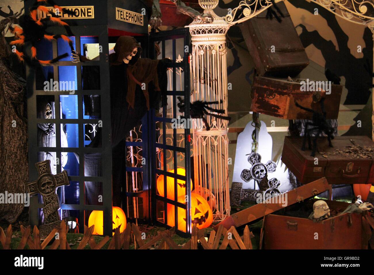 Telephone booth sculpture hi-res stock photography and images - Alamy