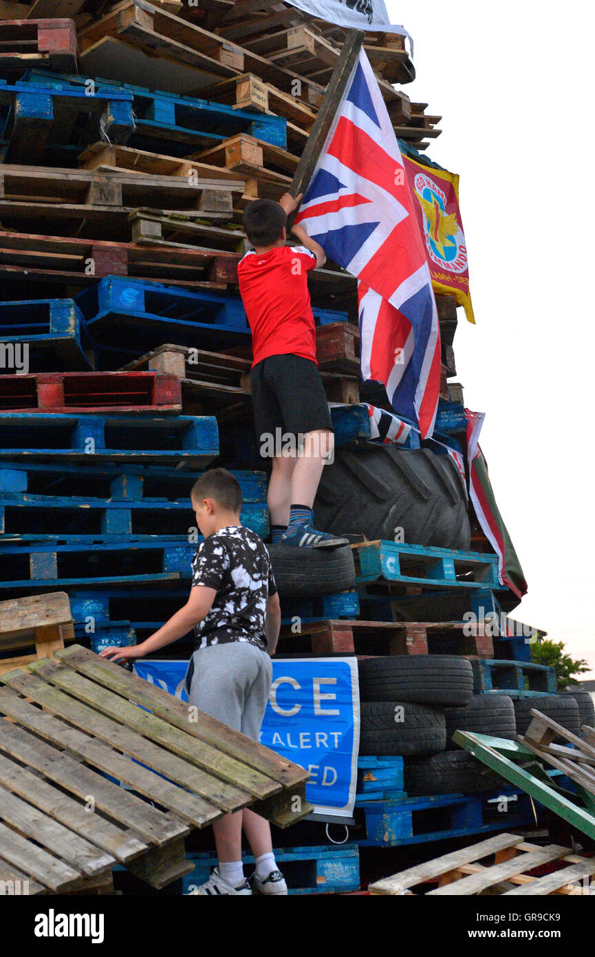 Bogside irish flag hi-res stock photography and images - Alamy