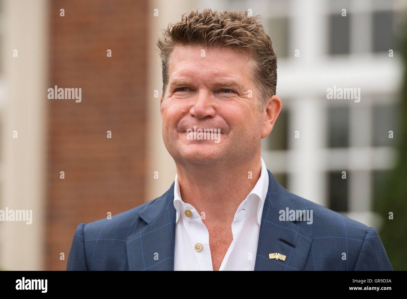 US ambassador Matthew Barzun hosts a UK Press vs. US Press cricket ...
