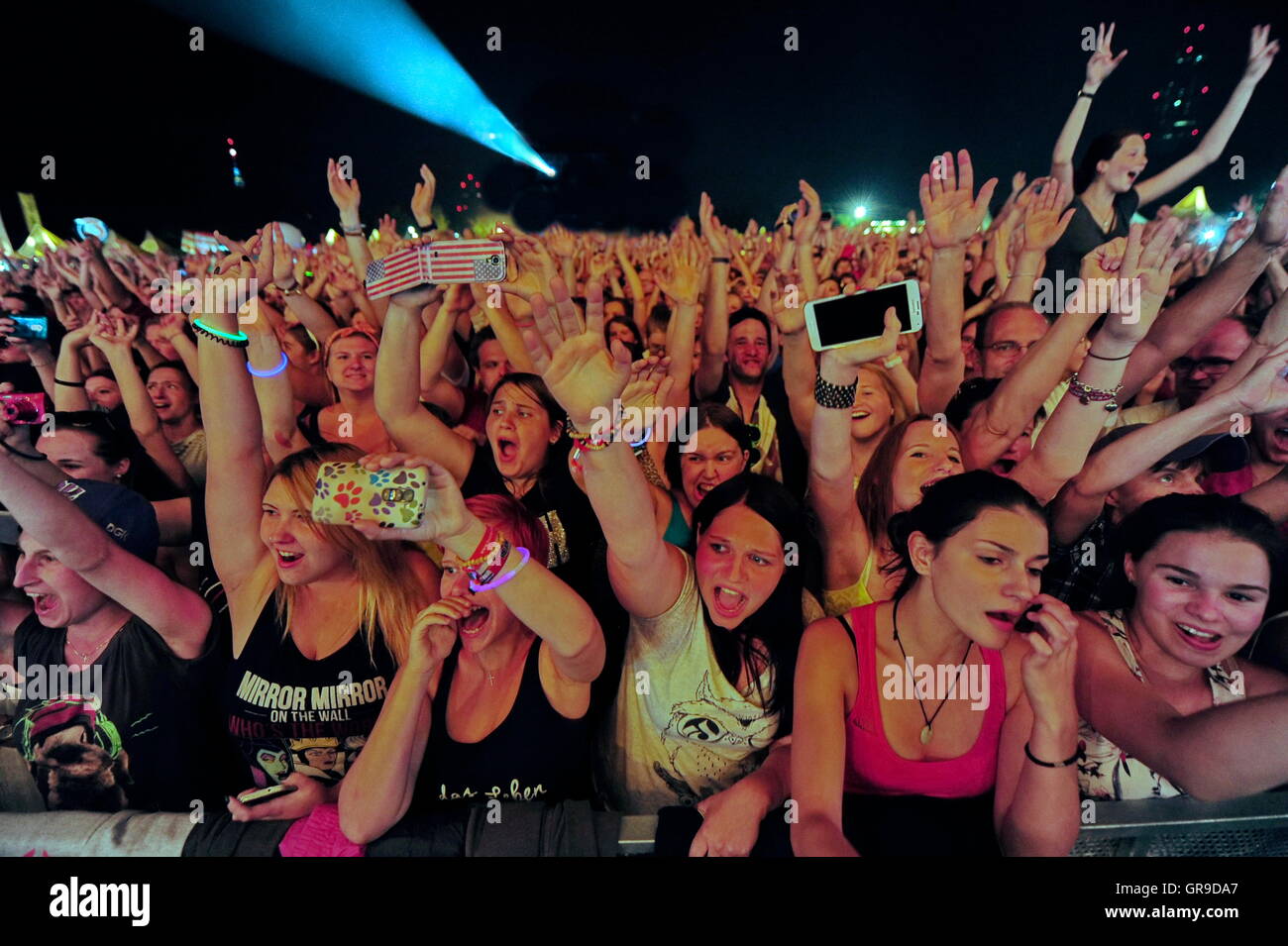 Young concert goers hi-res stock photography and images - Alamy