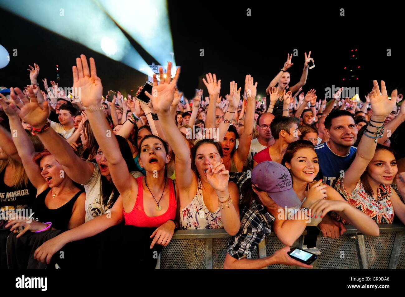 Young concert goers hi-res stock photography and images - Alamy