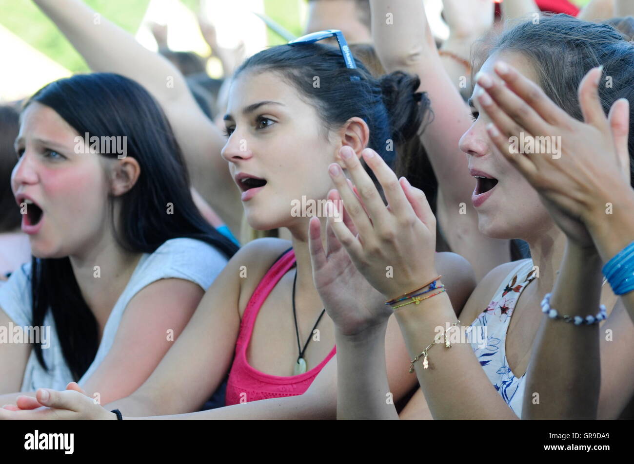 Young concert goers hi-res stock photography and images - Alamy