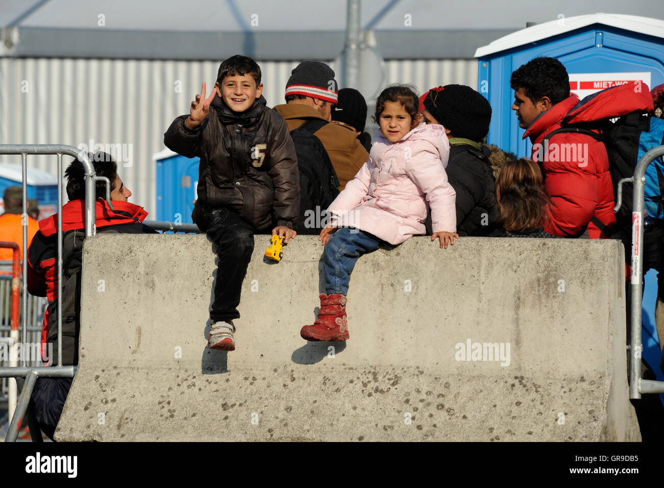 Refugees crossing border hi-res stock photography and images - Alamy