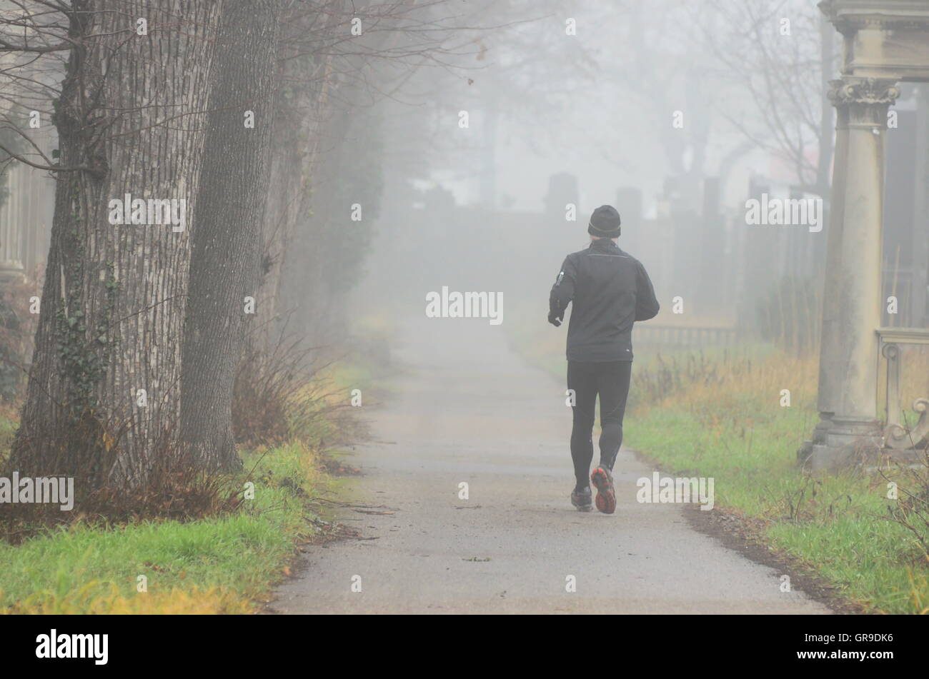 Man jogging fog hi-res stock photography and images - Alamy