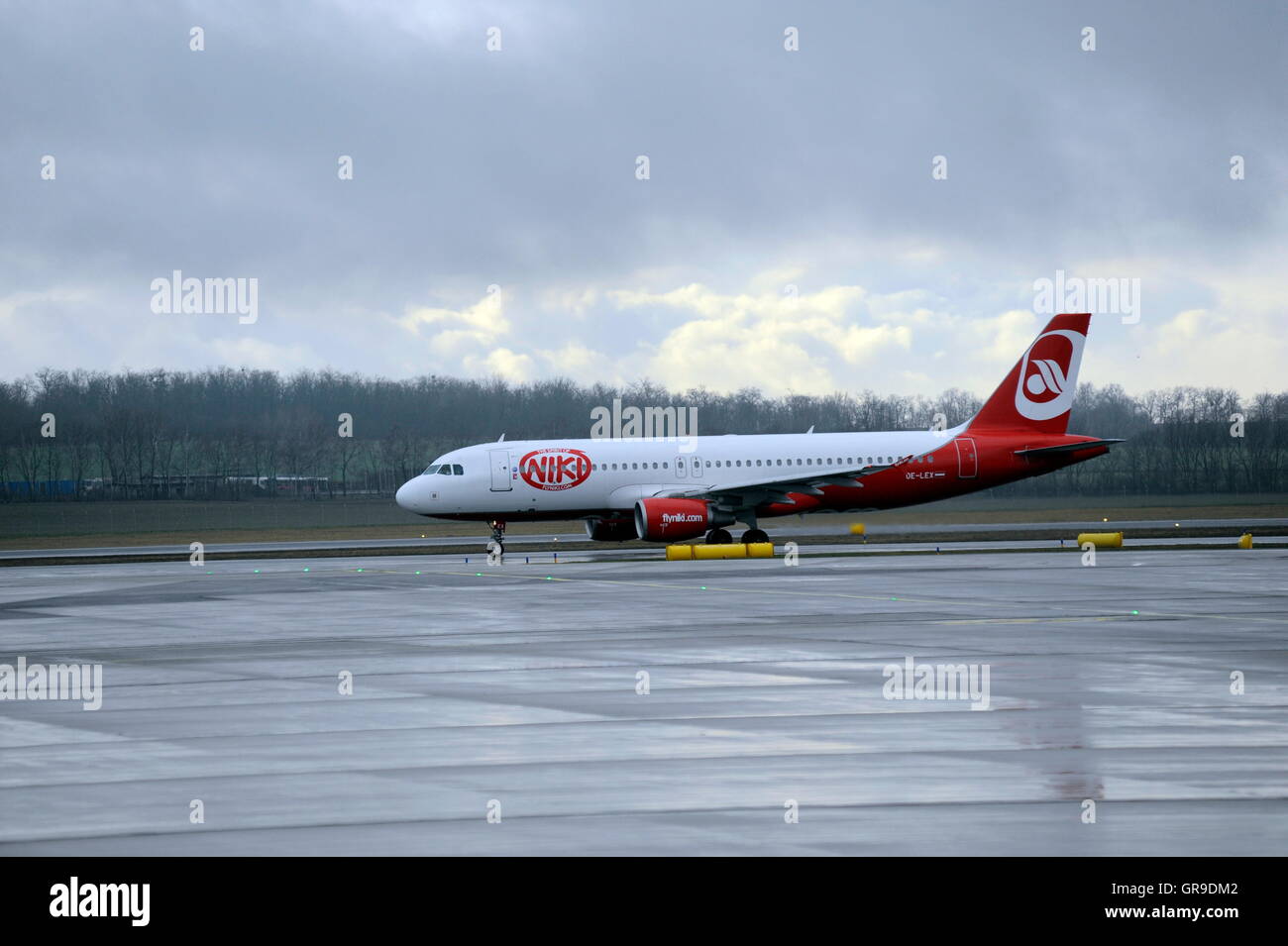 Fly Niki At The Vienna International Airport Stock Photo - Alamy