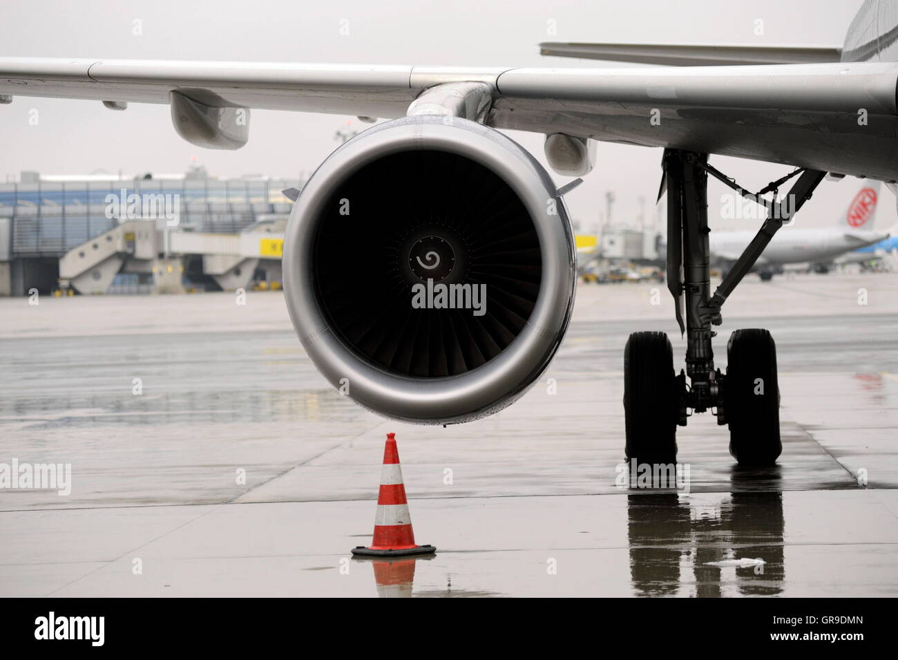 Airplane At The Vienna International Airport Stock Photo - Alamy